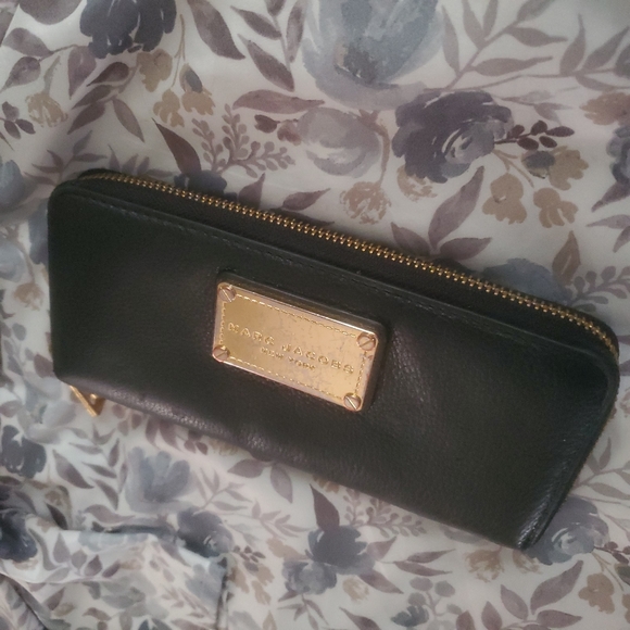 Marc Jacobs | Bags | Marc Jacobs Leather Plaque Logo Zip Continential ...